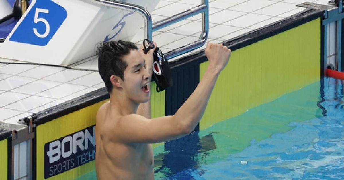 [항저우 Live] '13년을 기다렸다' 김우민, AG 수영 3관왕 '쾌거'... 남자 자유형 400m 또 금메달