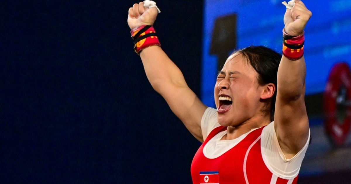 북한 역도 리성금, 여자 49kg급 세계 신기록으로 금메달 '번쩍' [항저우AG]