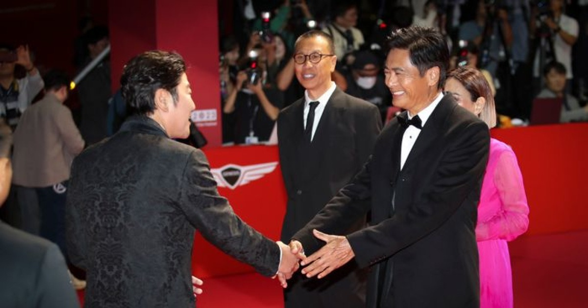 송강호-주윤발 '반가워요'[28th BIFF]