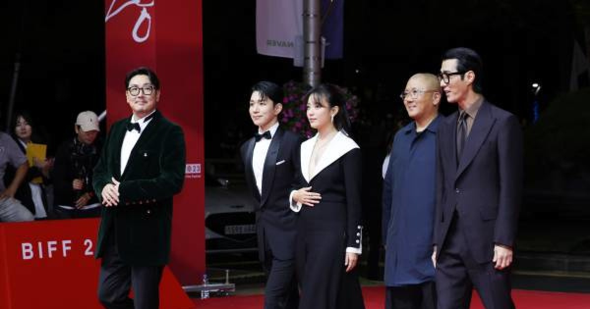 클래식은 영원하다… 송강호부터 한효주까지 블랙으로 수놓은 레드카펫[28th BIFF]
