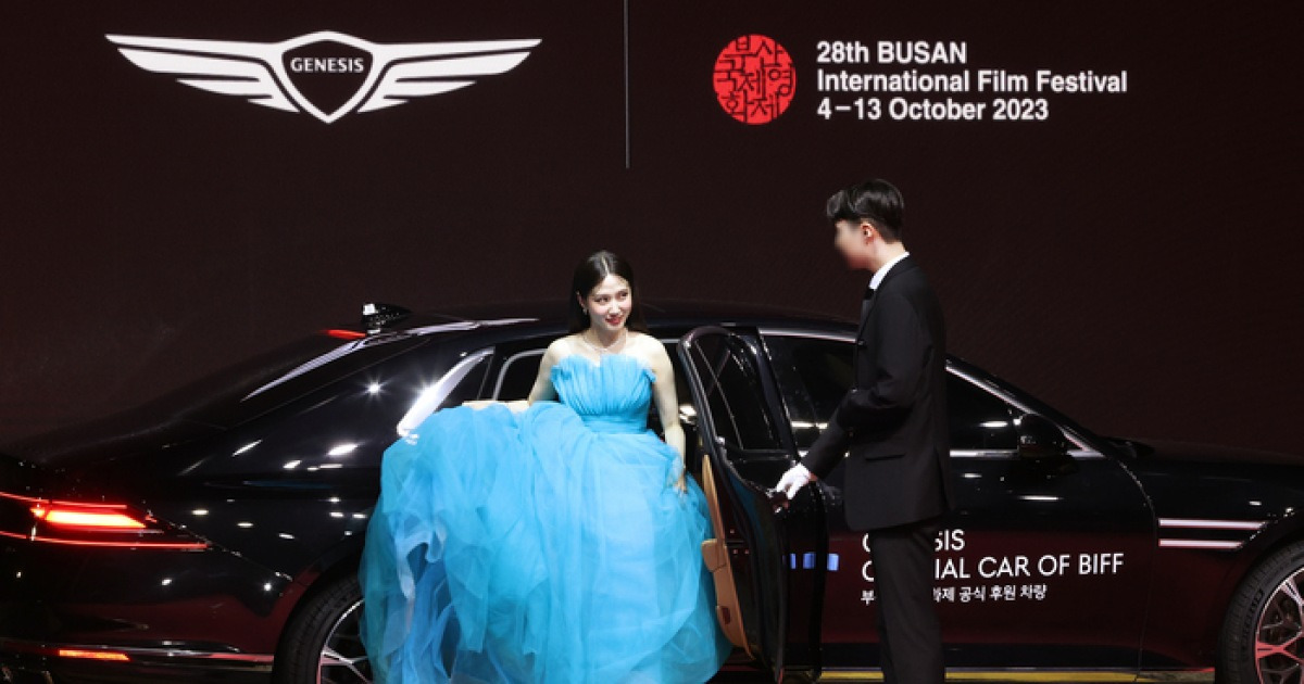 부국제의 꽃 레드카펫! 올해도 노출은 없었다…블랙 대세 속 강렬한 드레스도 ‘눈길’[2023 BIFF]