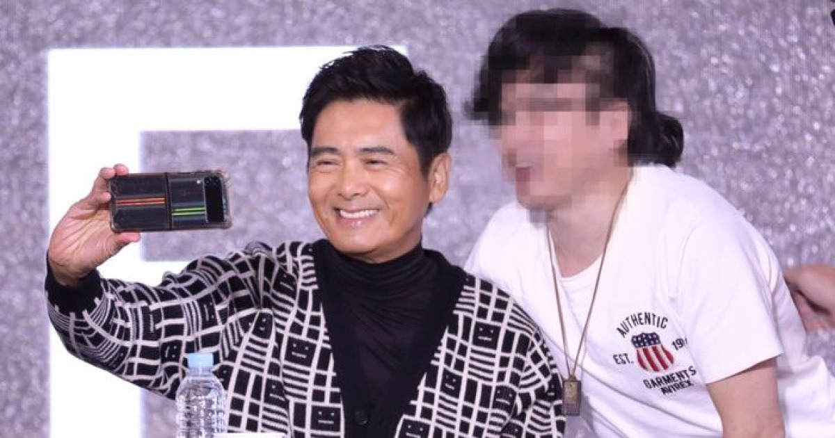 주윤발 '팬과 사진촬영'[28th BIFF]