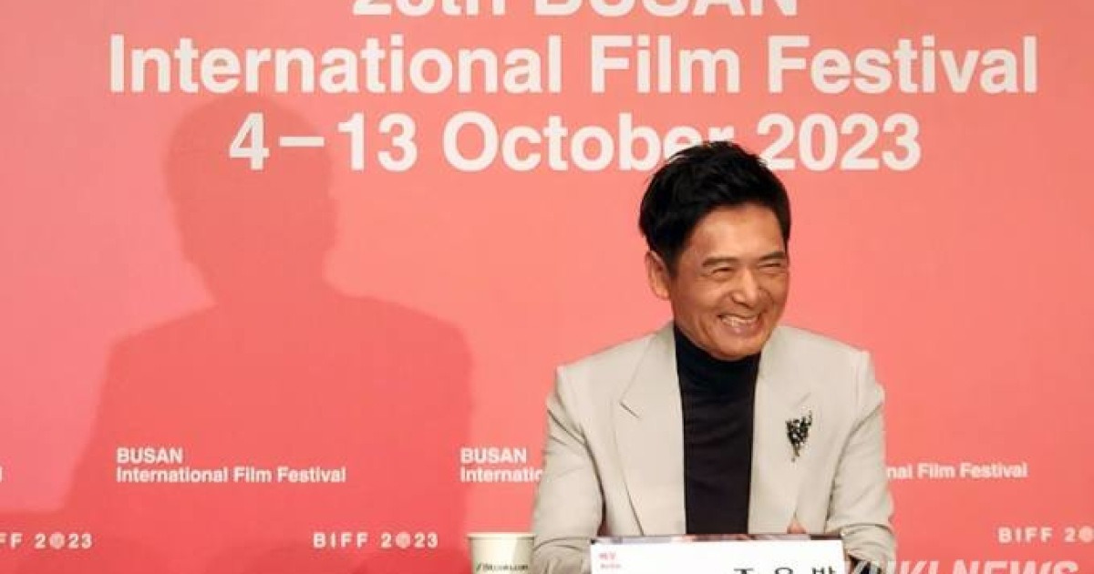 주윤발 뜨자 부산 ‘활짝’…단체 셀카 진풍경까지 [2023 BIFF]