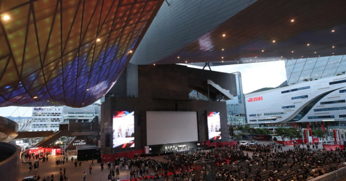 반찬 적어도 알찬 밥상…반환점 돈 28th BIFF 중간 평가는[스타in 포커스]