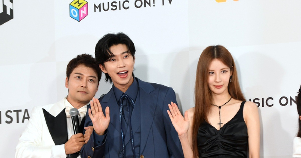 [포토] 임영웅, TMA MC 전현무-서현과