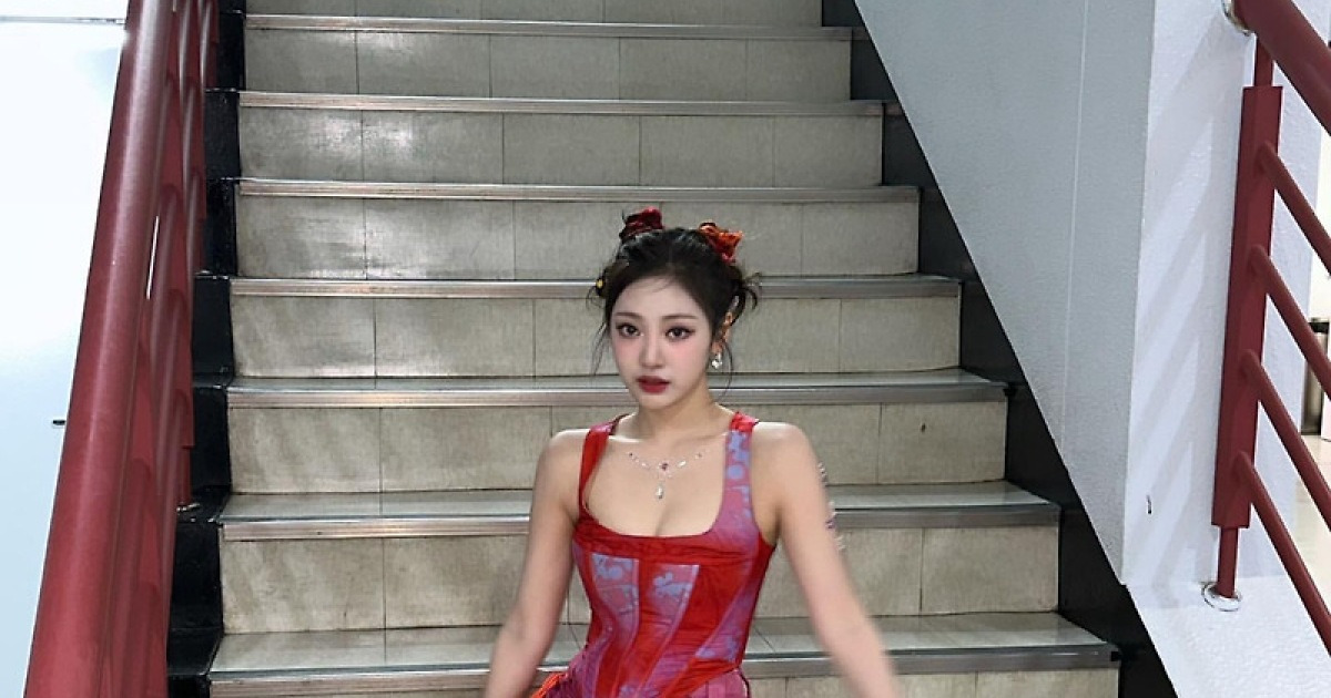 닝닝 착붙 미니 드레스 입고 고혹 자태… 글래머러스한 매력 뽐내