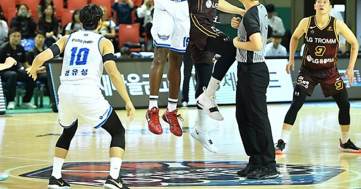 [JB포토] KBL컵 예선, 한국가스공사와 LG의 경기 '점프볼'