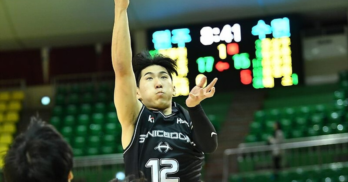 [JB포토] KT 문정현 '공격 득점'