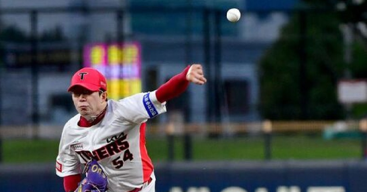 'KBO 최초 9시즌 연속 160이닝' 대기록 쓴 대투수의 8이닝 역투, KIA의 5강 희망 살렸다