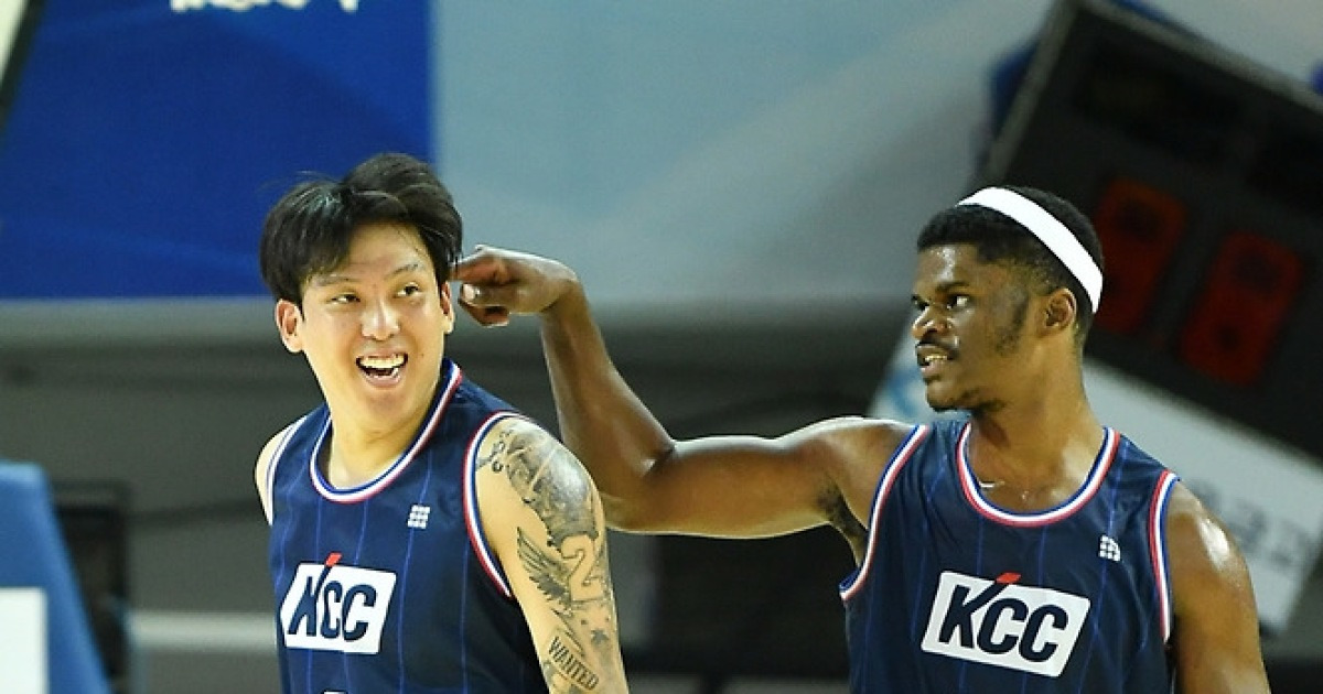 프로농구 KCC, 옛 연고지 군산서 LG 꺾고 KBL 컵대회 4강 진출