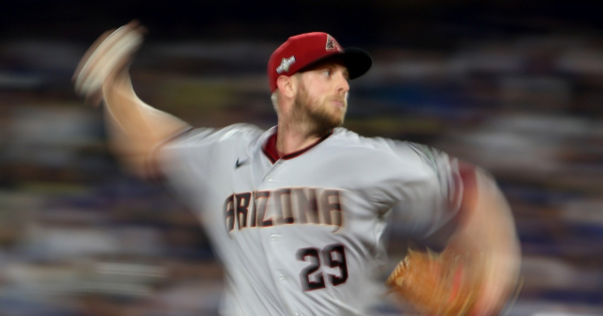 'KBO 역수출 신화' 켈리, NLCS 2차전 선발 마운드 지킨다…NLCS 넘어 월드시리즈 진출 도전