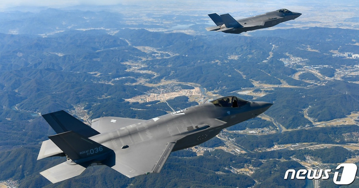 연합공중훈련하는 F-35A 전투기와 美 B-52 폭격기