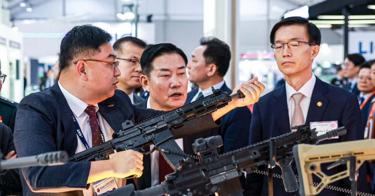 SNT모티브 K13 기관단총 살펴보는 국방부 장관