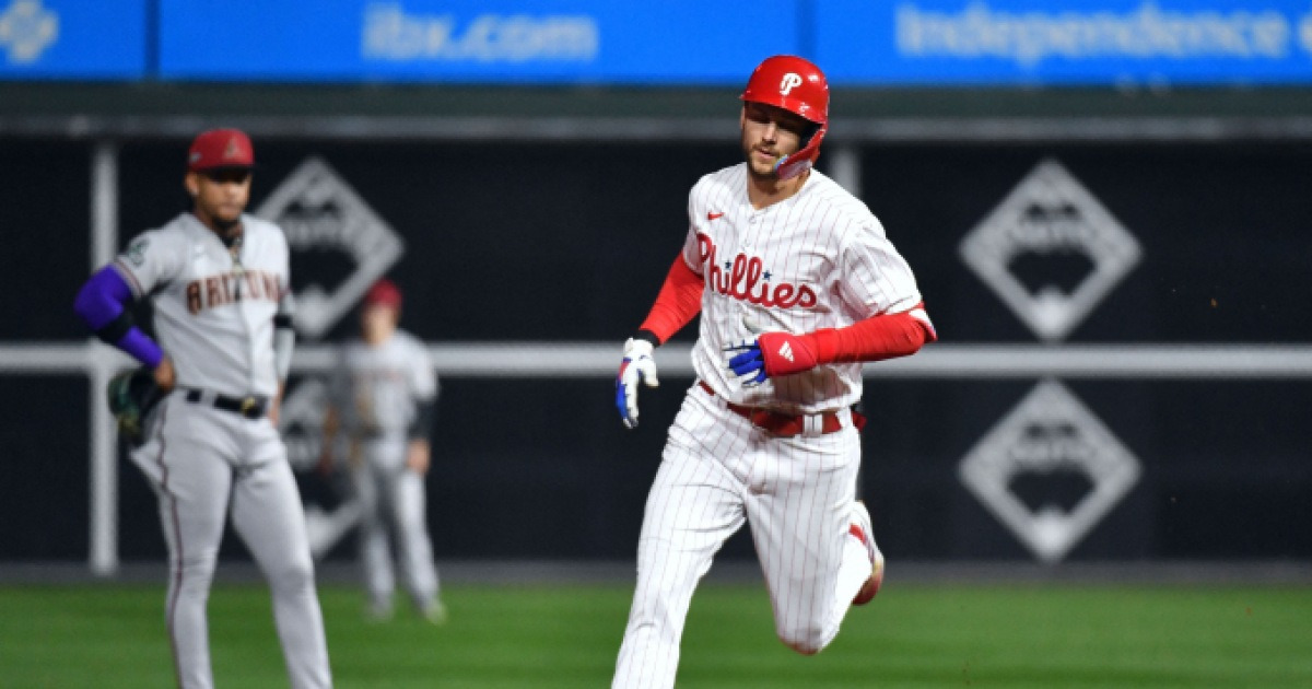필라델피아, 애리조나 꺾고 NLCS 2연승… 前 SK 켈리, 홈런 3방에 '와르르'