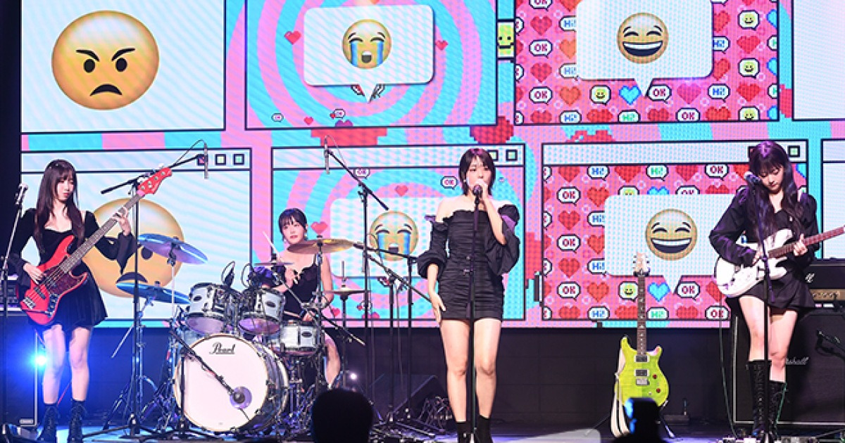 [TD포토] QWER '첫 데뷔 무대'