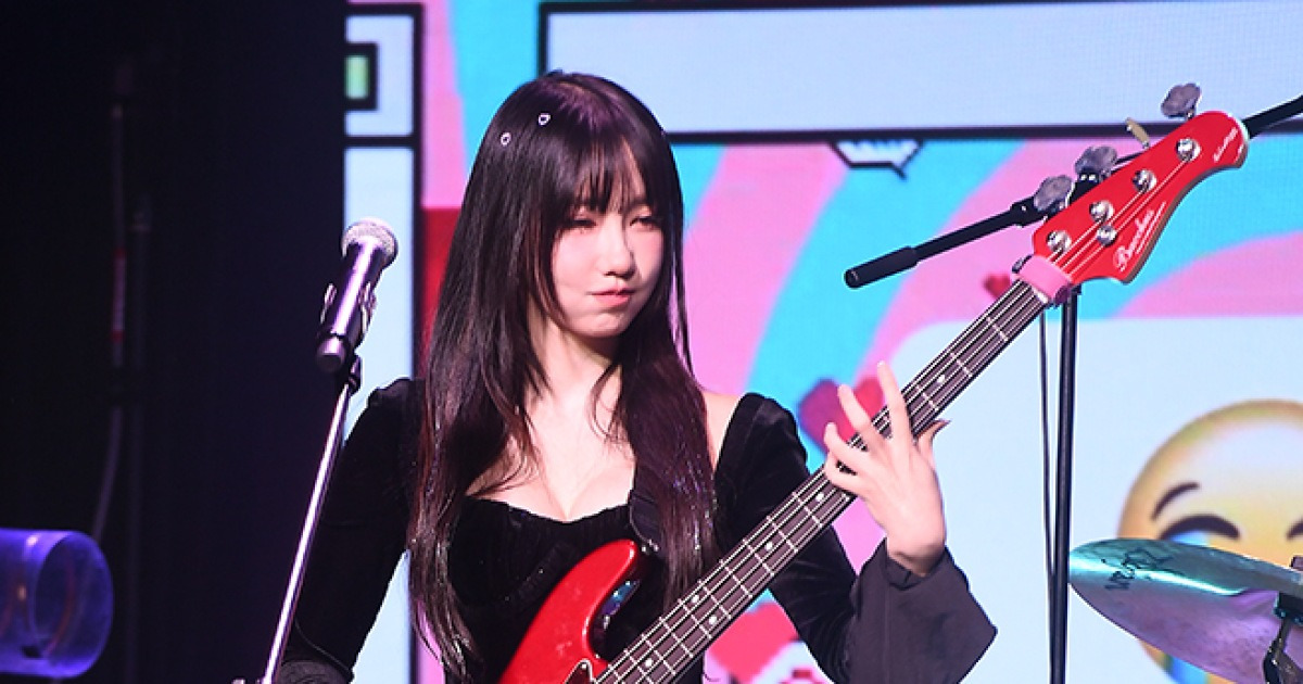 [TD포토] QWER 마젠타 '멋진 베이스 연주'