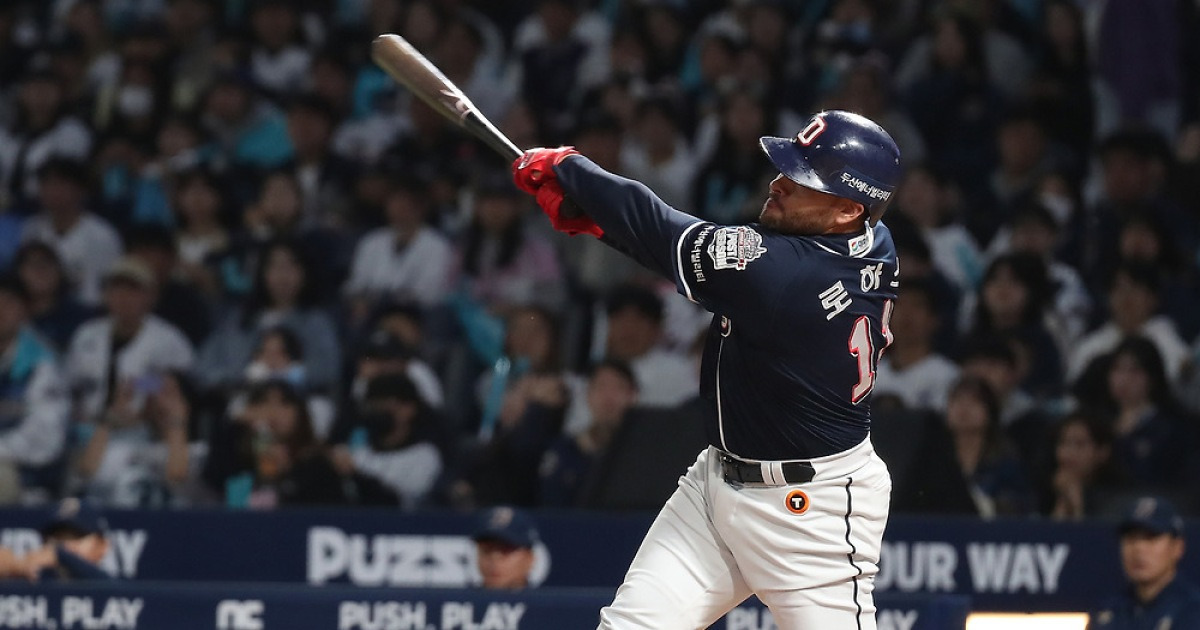 [WC1] 두산 로하스, NC 태너 상대로 달아나는 솔로포 '쾅'