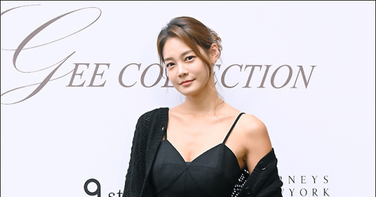 [md포토] 안현모 과감하게 드러낸 어깨 라인