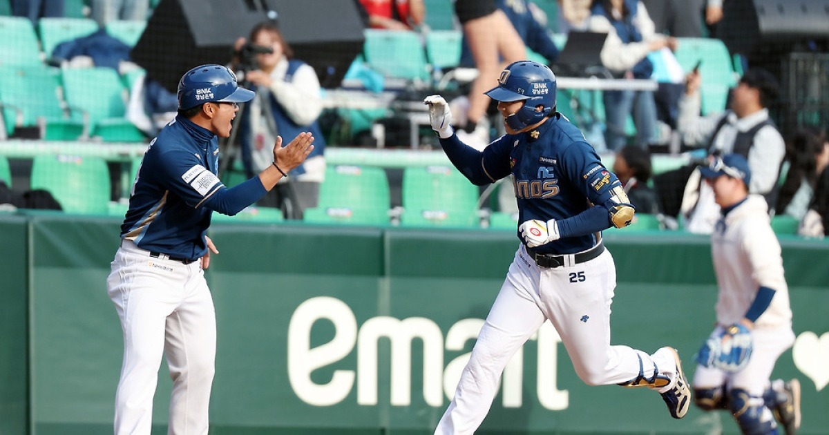 0의 균형 깬 NC 김성욱…8회 대타 2점홈런 작렬[준PO1]