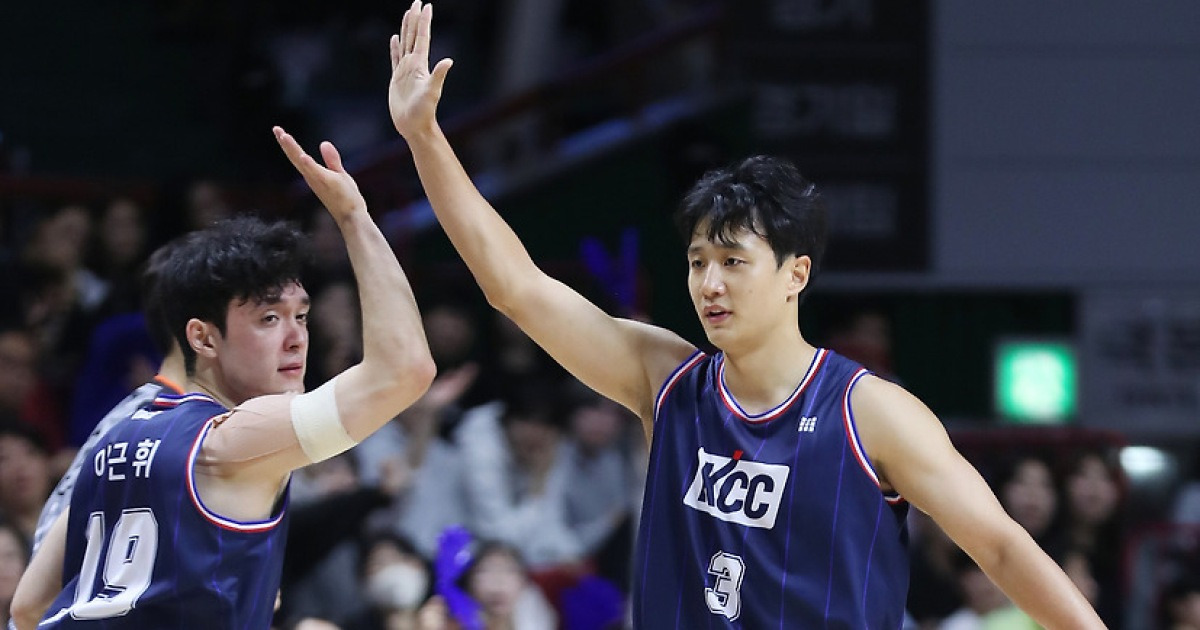 프로농구 KCC, '새 집' 부산 첫 경기서 승리…관중도 8780명 매진