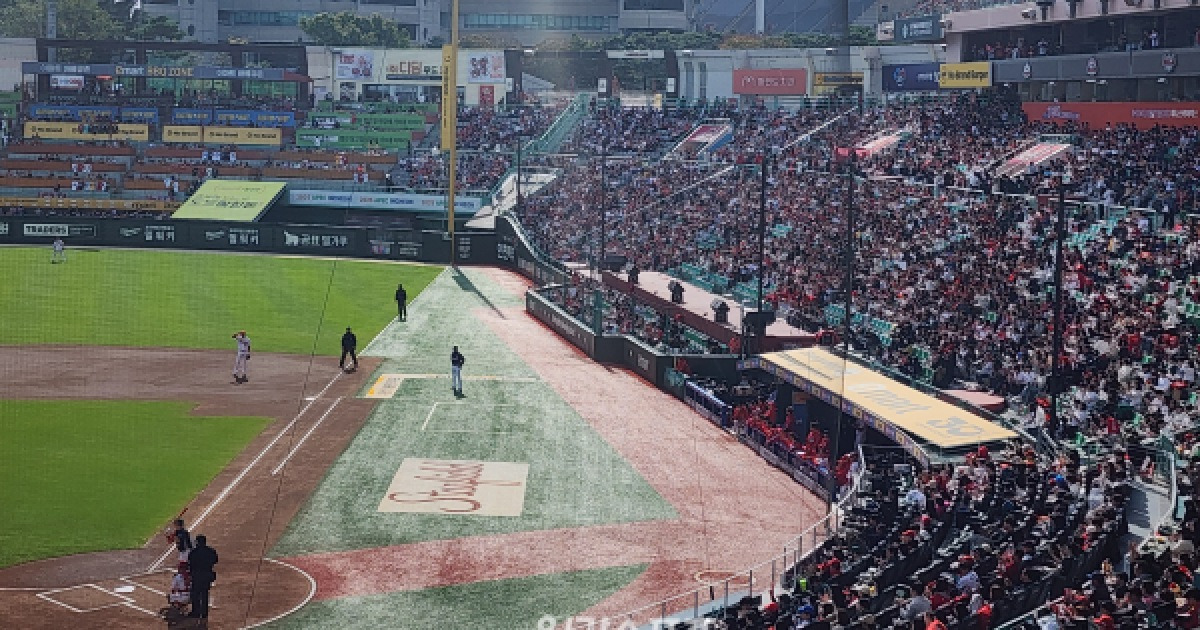 [준PO 1] SSG-NC 준플레이오프 1차전, 2만 2500명 만원 관중 속 개최