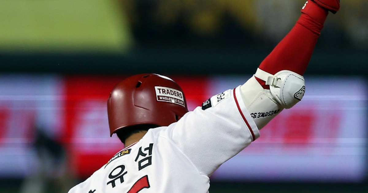 '뜨거운' 한유섬, 4회 이어 6회 연타석 홈런…SSG, 3-4 턱밑 추격[준PO2]