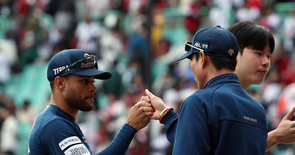 '2연승' 강인권 NC 감독 "8회 3득점 결정적…투수들도 잘 막아줘"[준PO2]
