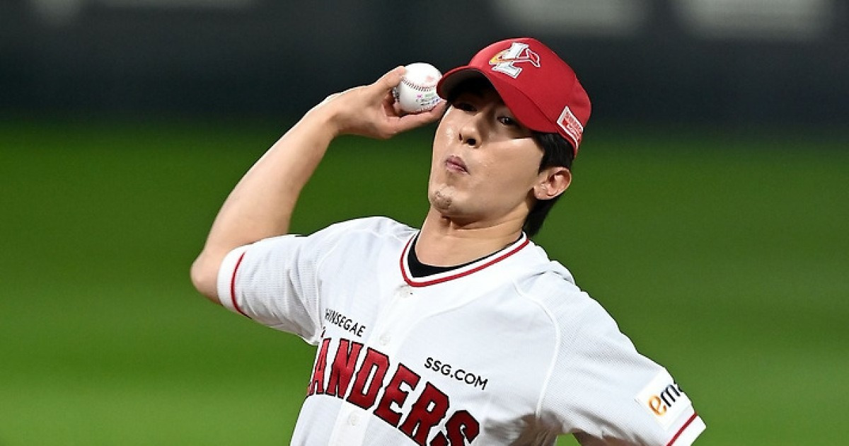 김원훈 ‘준PO 2차전, SSG 승리 기원 시구!’ [포토]