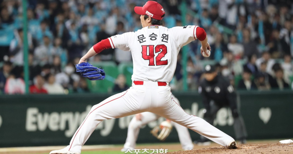 ‘4이닝 무실점’, 잘 던지던 SSG 문승원…8회 3실점 후 교체[준PO2]