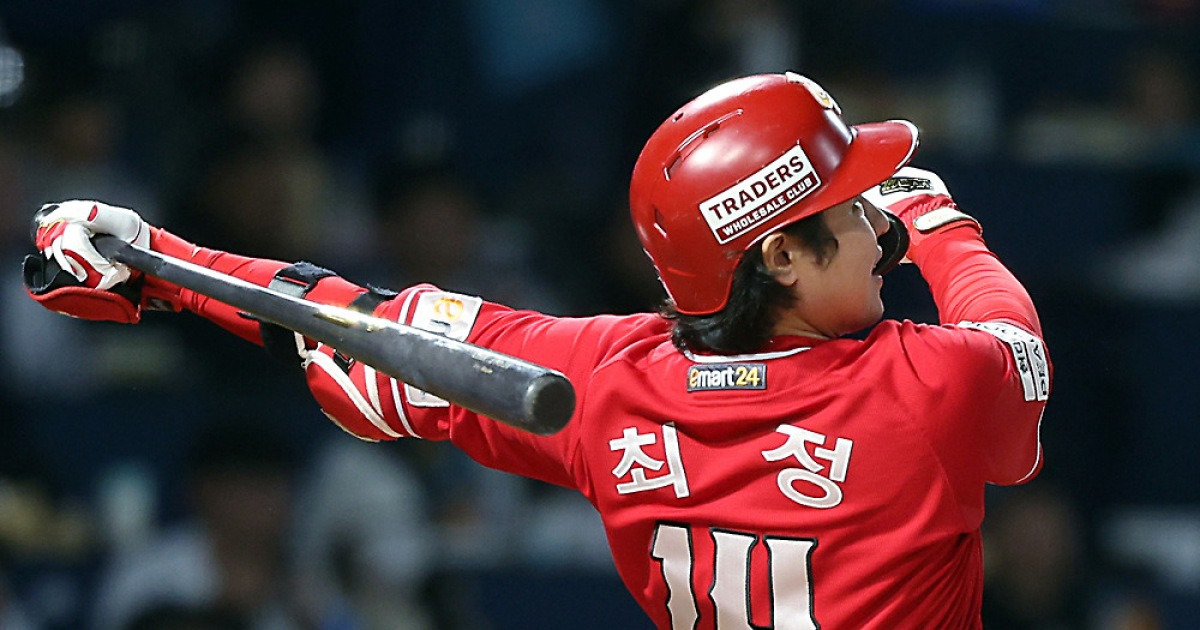 '드디어 터졌다' SSG 최정, 태너 상대 역전 만루포 작렬[준PO3]