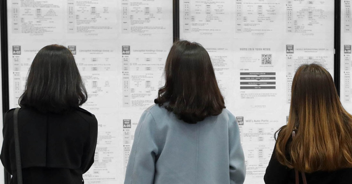 여성 고용률 올라도… ‘고용 성별격차’ OECD 8위 [플랫]