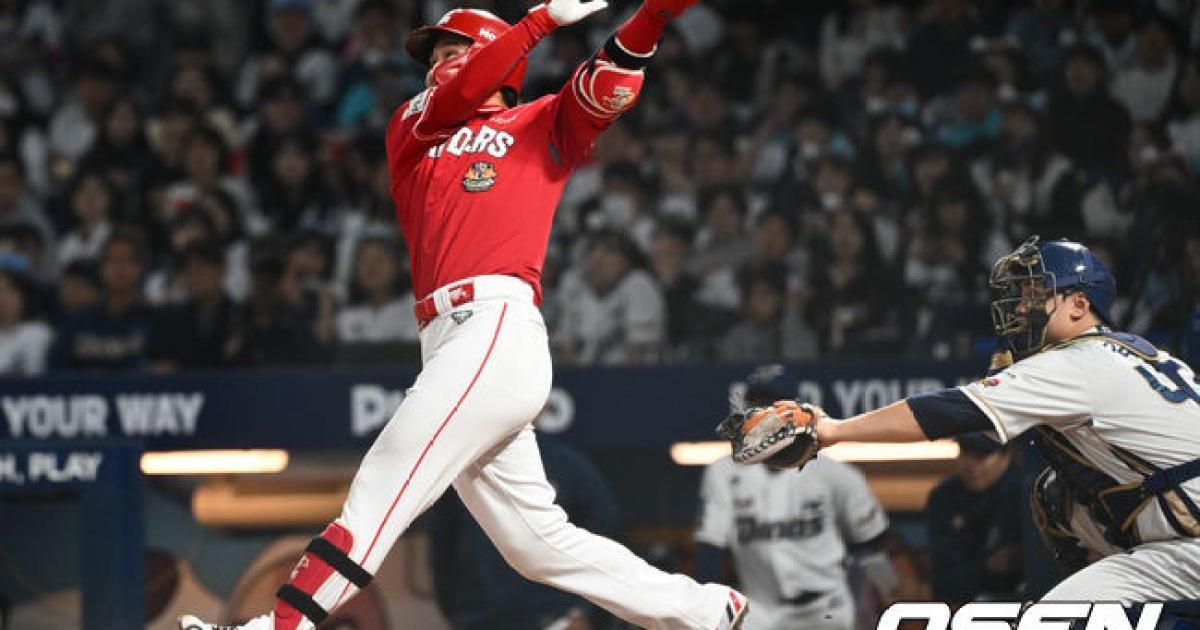 '드디어 터졌다' 최정, 태너 상대 만루 홈런 폭발…SSG 2회 5-3 역전 [준PO3]