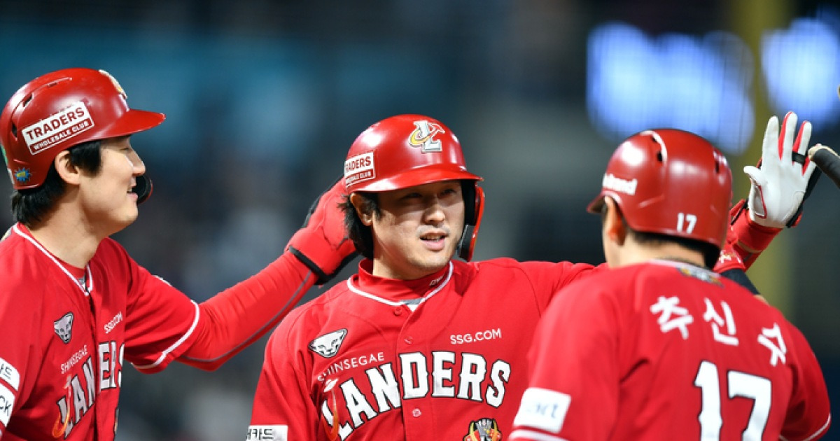 만루 홈런 폭발!→그런데 ‘패배’라니...SSG, KBO 42년 역사상 ‘최초의 팀’ 됐다 [준PO3]