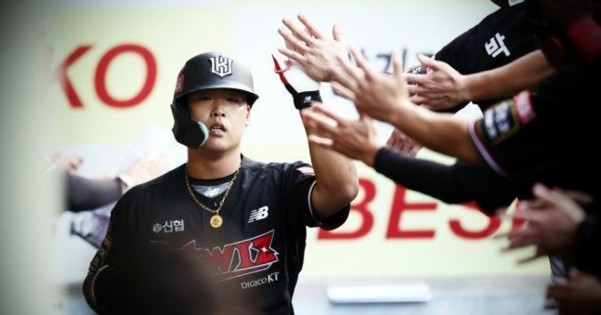 '대형 악재' KT 강백호, 옆구리 부상 이탈…PO 출전 불발