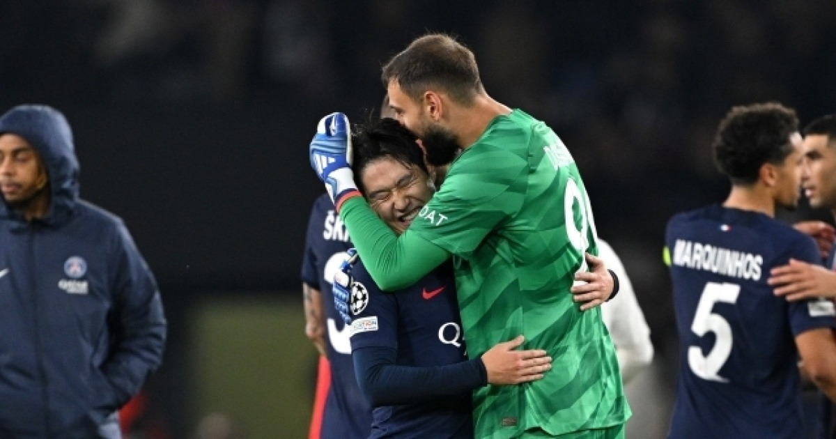 'PSG 형들 뽀뽀 세례' 이강인, UCL 데뷔골 폭발...'3경기 4골' LEE 득점력 절정