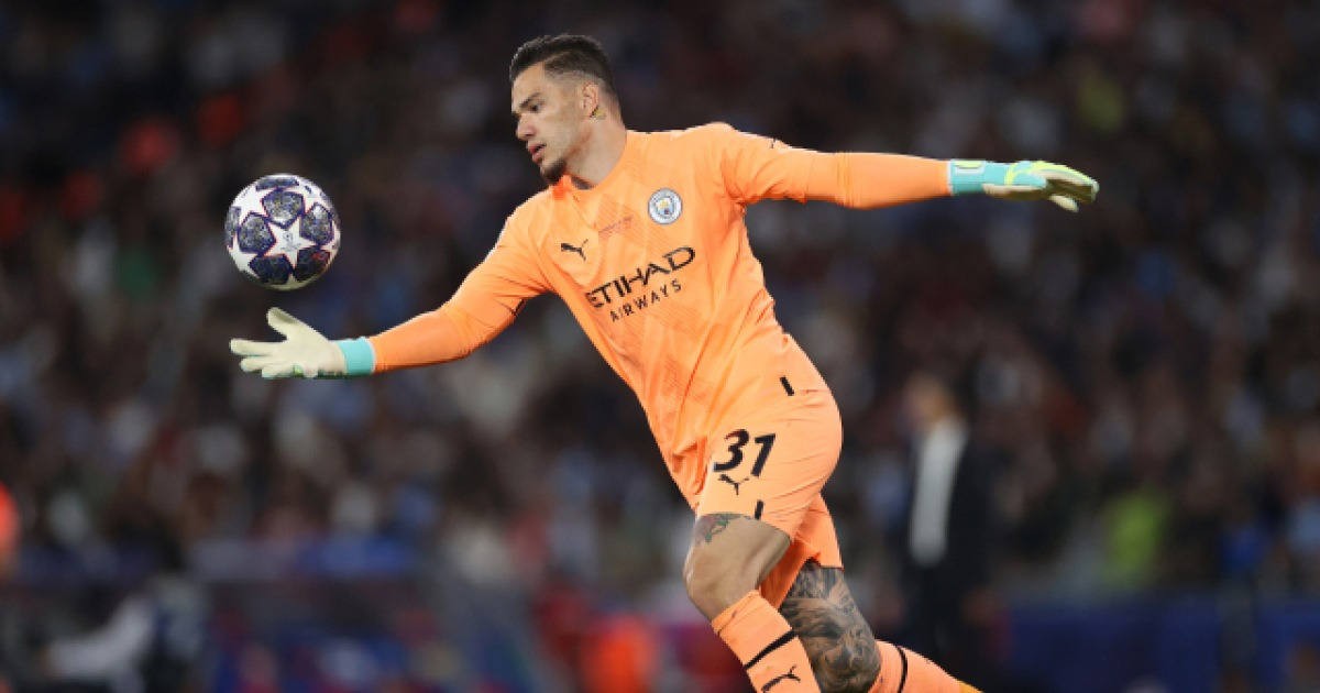 '이럴거면 그냥 니가 MF 해' 맨시티 GK, UCL GK 롱패스 성공률 순위 압도적 1위... "2위와 24.3% 차이"