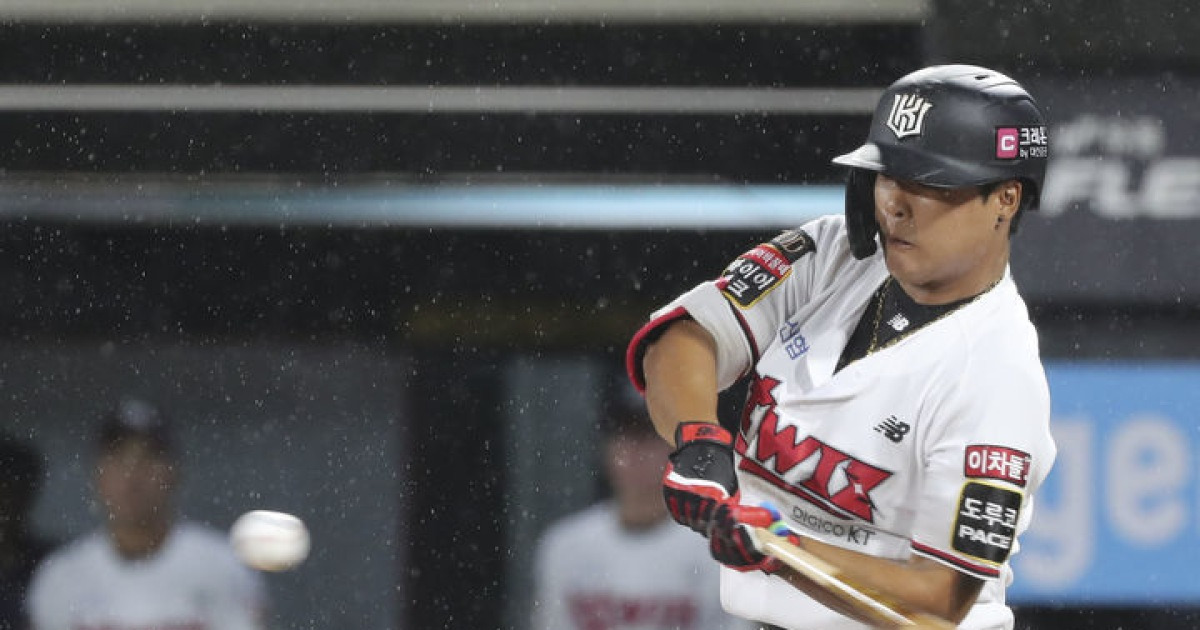 KT, PO 시작도 전에 대형 악재…강백호 옆구리 부상 이탈