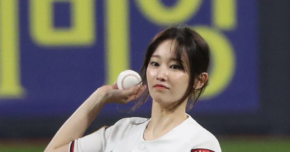 배우 전종서, kt-NC 1차전 시구