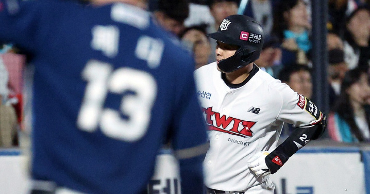 KT 문상철, NC 페디 상대로 추격의 솔로 홈런…1-4로 따라붙어[PO1]