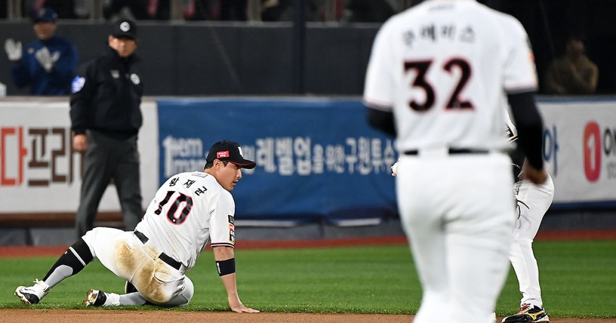 황재균 '치명적 실책' 파고든 NC, KT에 4초까지 '8-1' 리드...쿠에바스 무너뜨렸다 [PO1]