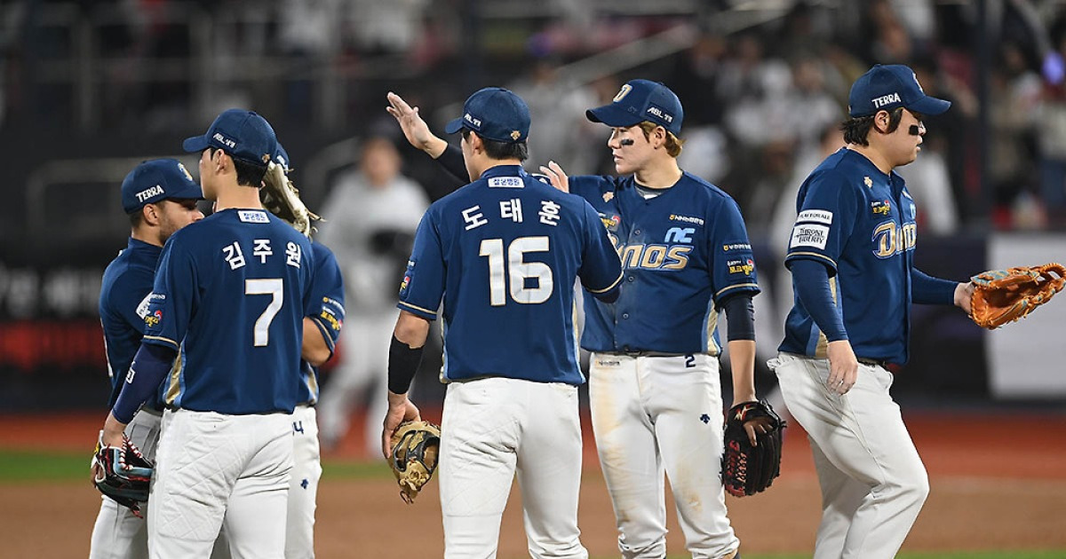 NC 'PO 1차전 승리'[포토]