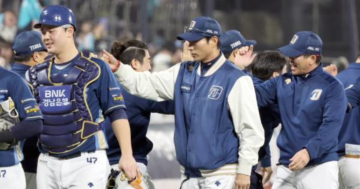 [PO2 승장] 끝내기 다이빙 캐치에 마음 졸인 사령탑, NC 강인권 감독 "KS까지 1승, 빨리 끝내고파"