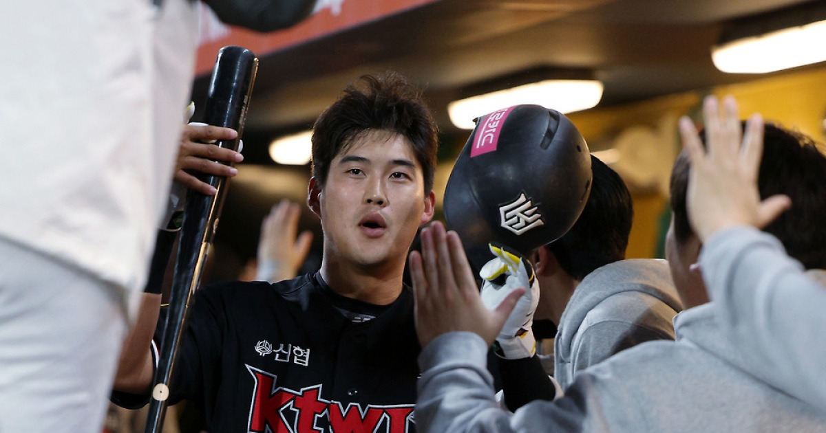 반격 시작한 KT, 배정대 선제 투런포…이번 시리즈 첫 리드[PO3]