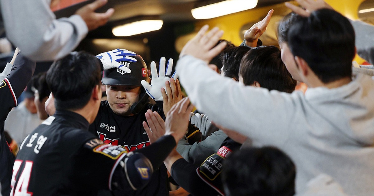 문상철, 7회 김영규 상대로 솔로포 폭발…KT 3-0 리드[PO3]