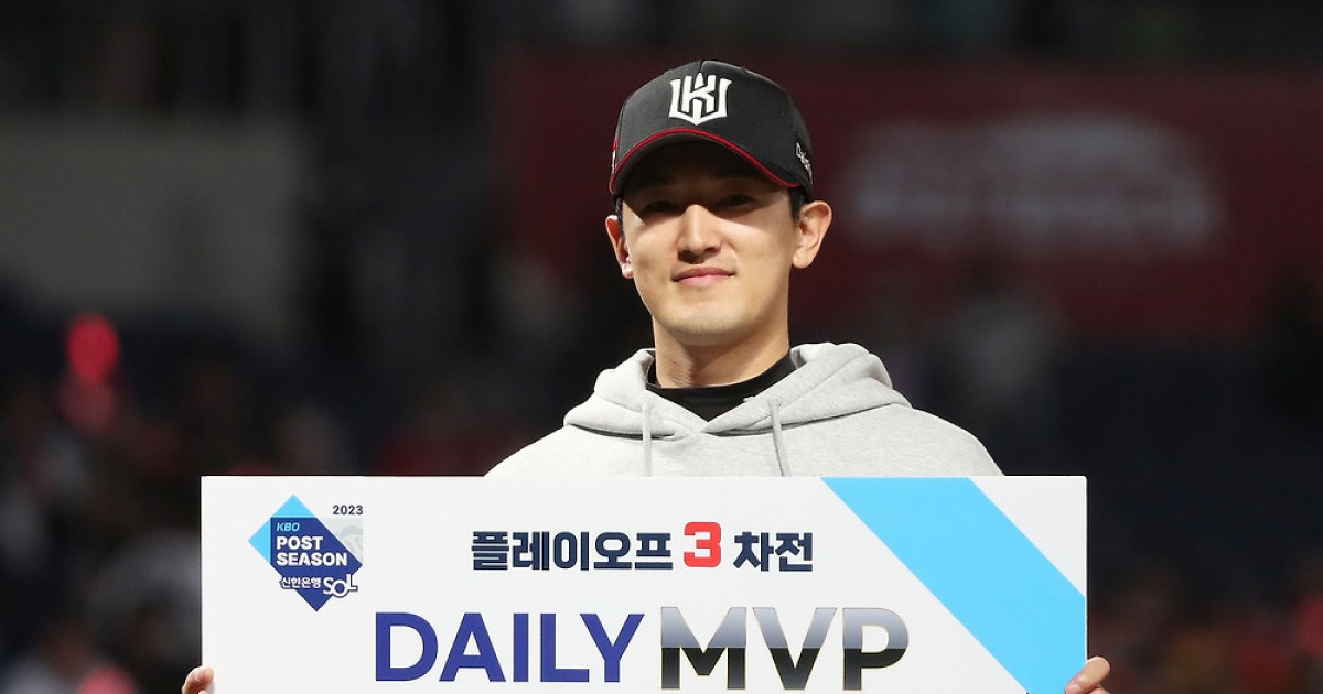 아들 첫 생일에 데일리 MVP…KT 고영표 "평소보다 더 집중, 운도 따랐다"[PO3]