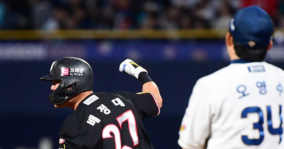 KT, NC에 3-0 완승! 2패 후 1승 반격. 고영표 역투+배정대·문상철 홈런 폭발 [MK PO3]
