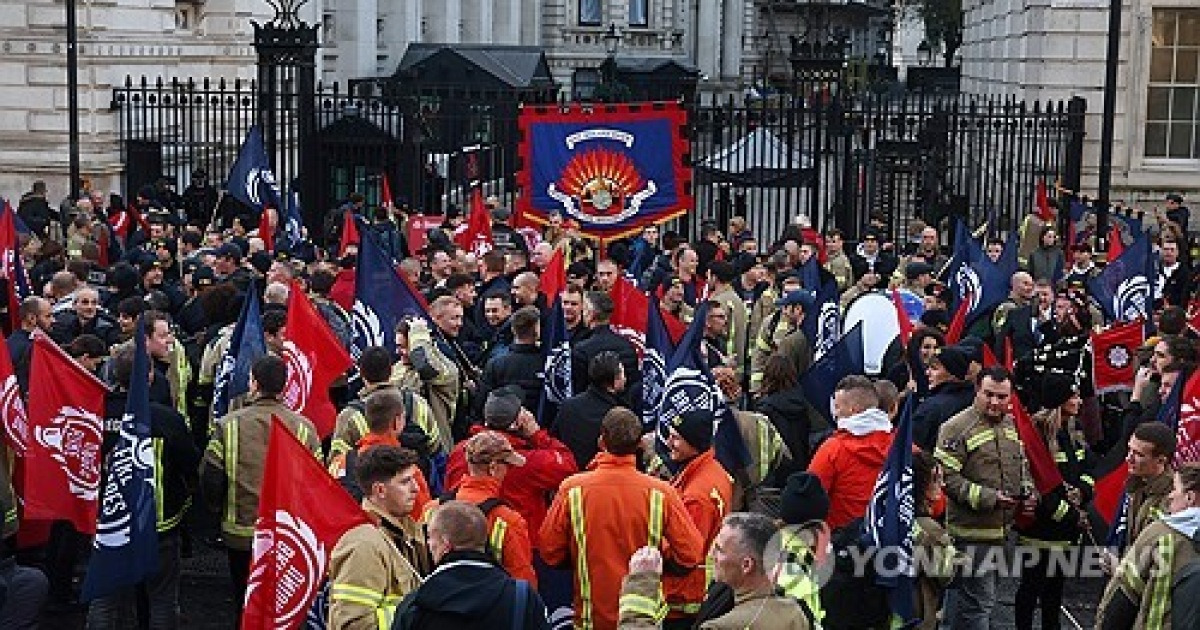 BRITAIN FIREFIGHTERS PROTEST
