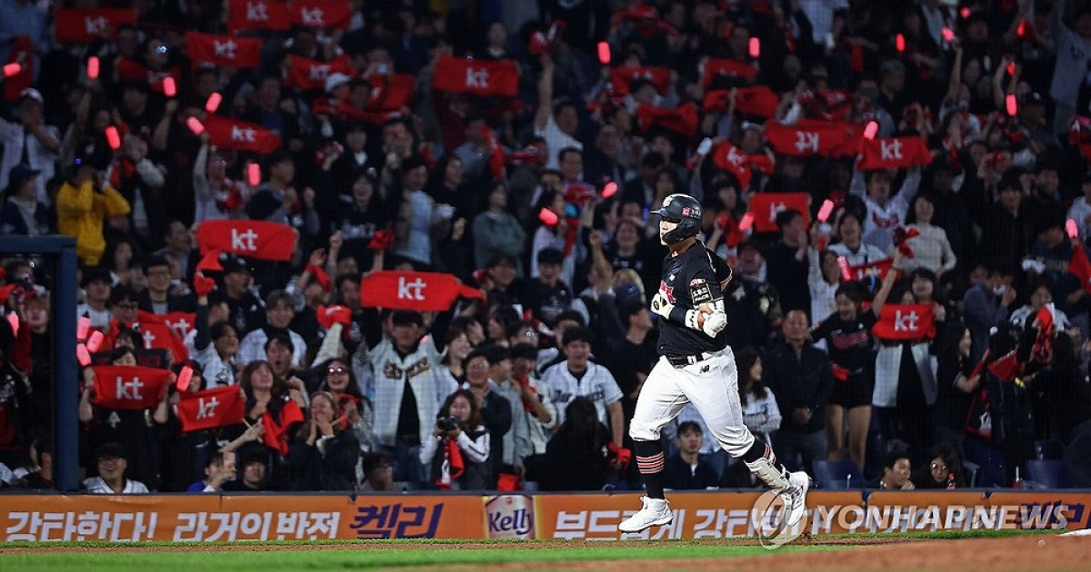 '배정대 투런포·고영표 무실점' kt, PO 3차전 승리…2패 뒤 1승