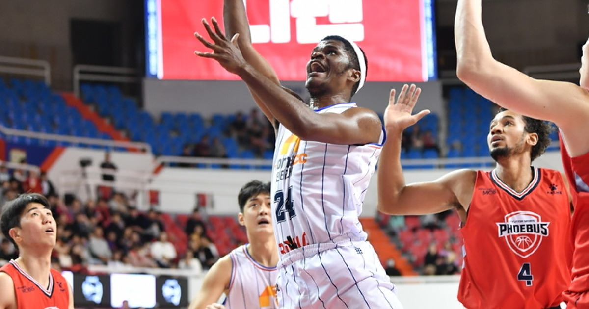 존스+라건아 57점 합작, KCC 현대모비스전 7연패 탈출