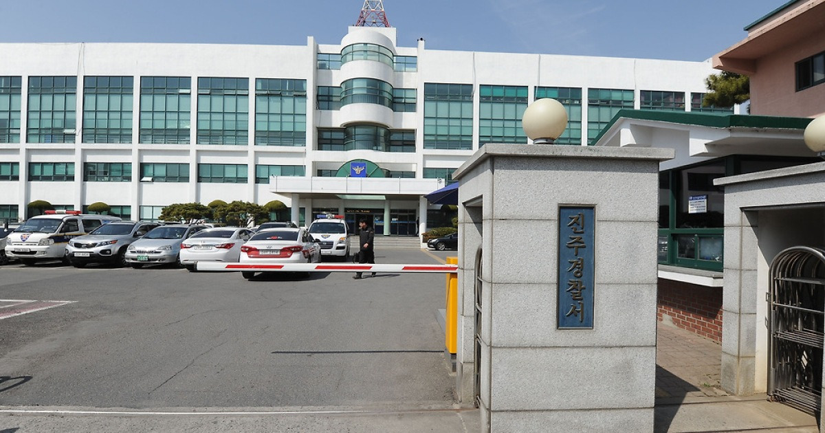 여학생 얼굴사진 합성 음란물 판매경찰 같은 학교 남학생 조사 중